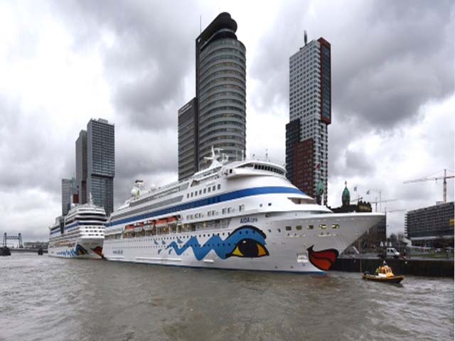 Cruiseschip ms AIDAcara van Aida Cruises aan de Cruise Terminal Rotterdam