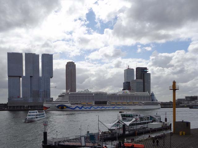 Cruiseschip ms AIDAprima van AIDA Cruises aan de Cruise Terminal Rotterdam