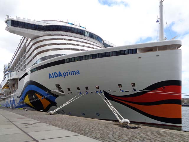 Cruiseschip ms AIDAprima van AIDA Cruises aan de Cruise Terminal Rotterdam