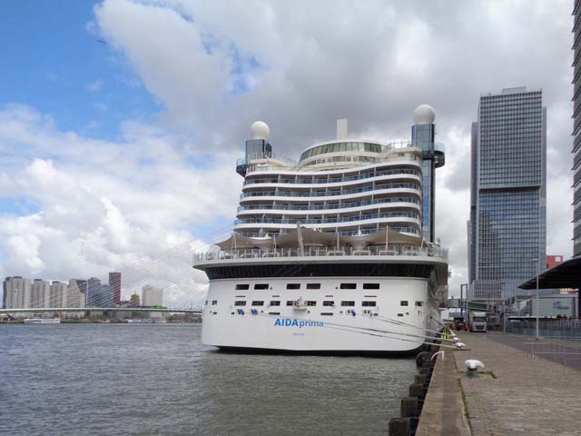 Cruiseschip ms AIDAprima van AIDA Cruises aan de Cruise Terminal Rotterdam