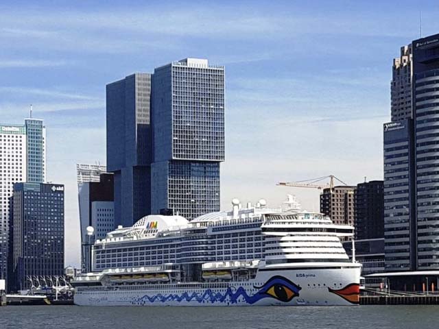 Cruiseschip ms AIDAprima van AIDA Cruises aan de Cruise Terminal Rotterdam