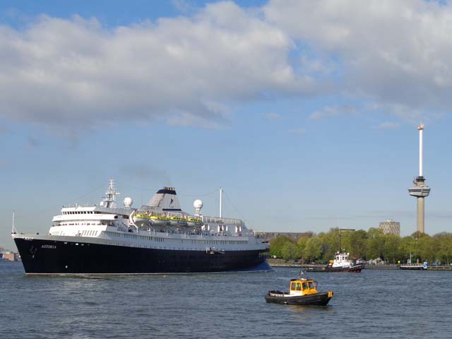 Cruiseschip ms Astoria van Cruise & Maritime Voyages aan de Cruise ...
