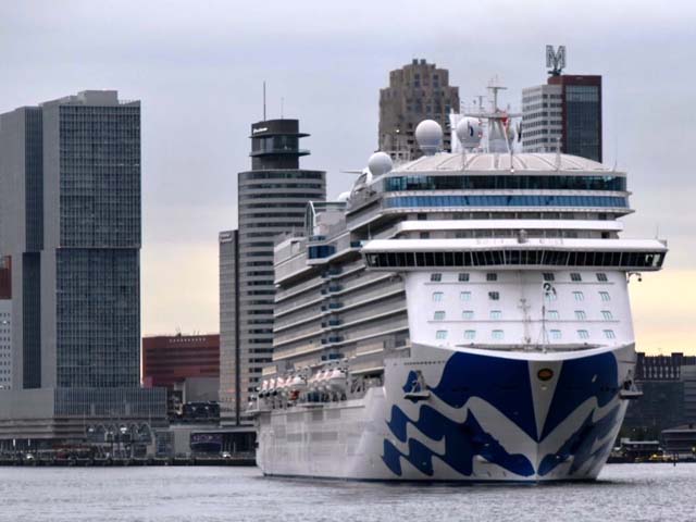Cruiseschip ms Enchanted Princess aan de Cruise Terminal Rotterdam
