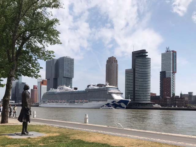 Cruiseschip ms Enchanted Princess aan de Cruise Terminal Rotterdam