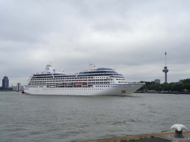 Cruiseschip ms Insignia aan de Cruise Terminal Rotterdam