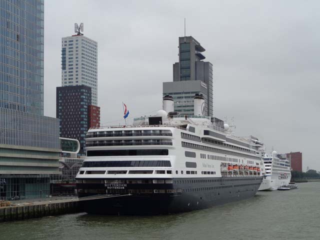 Cruiseschip ms Insignia aan de Cruise Terminal Rotterdam