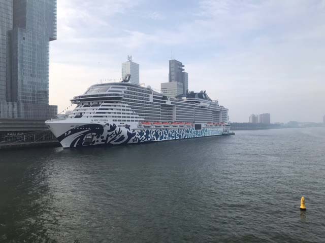 Cruiseschip ms MSC Euribia van MSC Cruises aan de Cruise Terminal Rotterdam