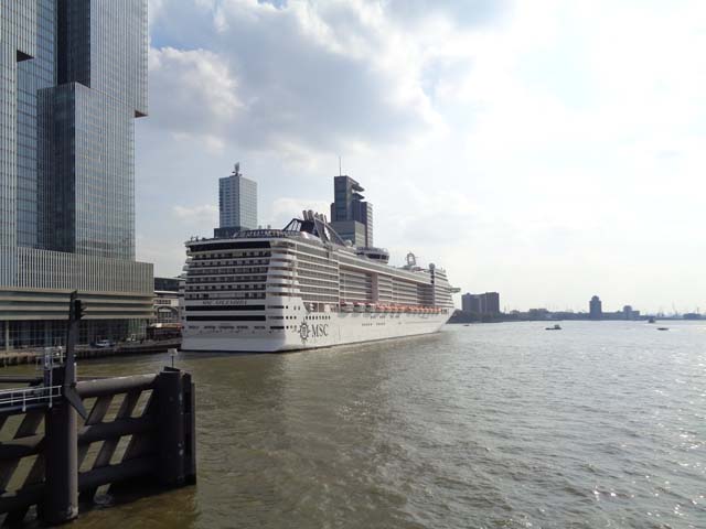 Cruiseschip ms MSC Splendida van MSC Cruises aan de Cruise Terminal ...