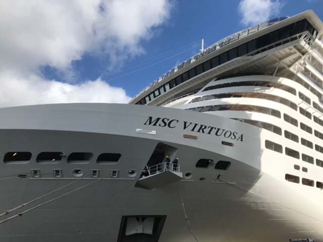 Cruiseschip ms MSC Virtuosa van MSC Cruises aan de Cruise Terminal ...