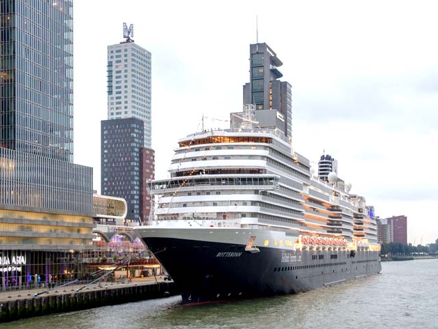 Cruiseschip ms Rotterdam VII van de Holland America Line aan de Cruise ...