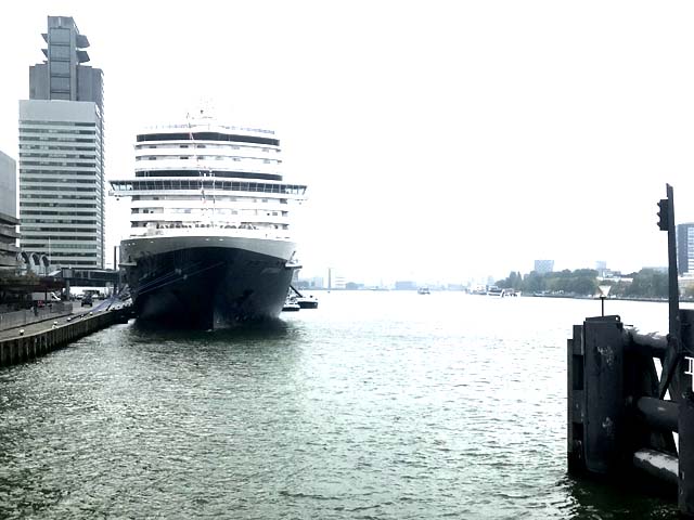 Cruiseschip ms Rotterdam VII van de Holland America Line aan de Cruise ...