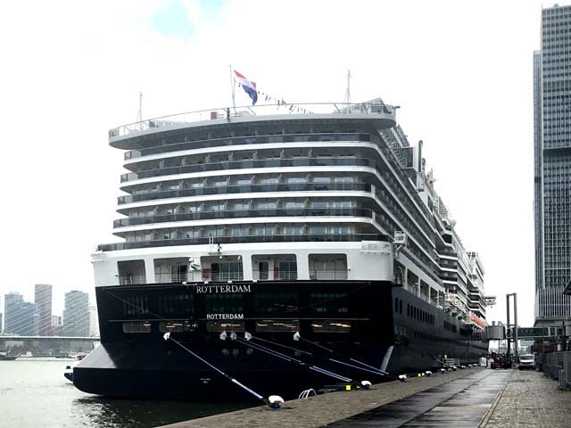 Cruiseschip ms Rotterdam VII van de Holland America Line aan de Cruise ...
