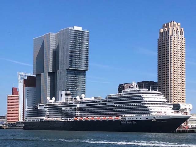 Cruiseschip ms Rotterdam VII van de Holland America Line aan de Cruise ...