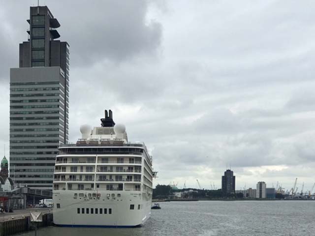Cruiseschip ms The World aan de Cruise Terminal Rotterdam
