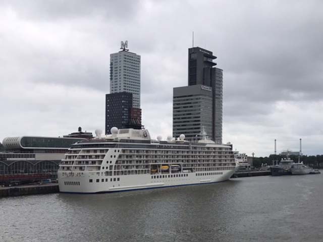 Cruiseschip ms The World aan de Cruise Terminal Rotterdam